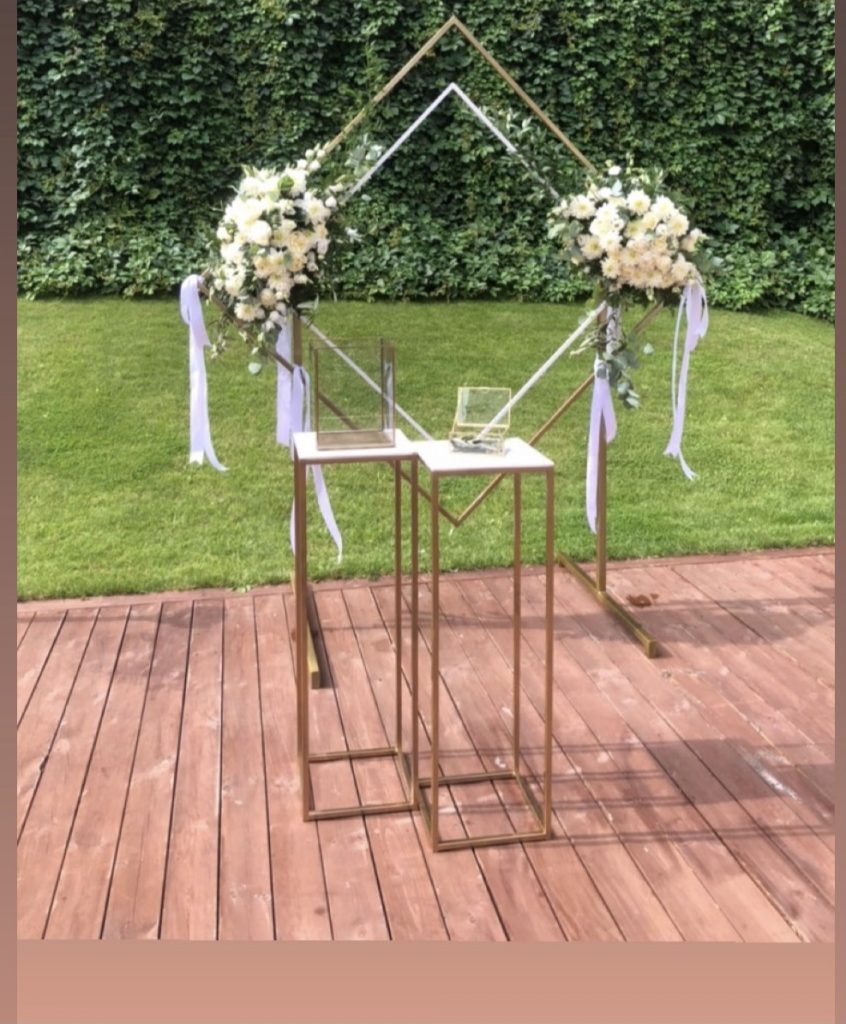 Postament kuldse metallraamiga H95cm - Different peomööbli rent