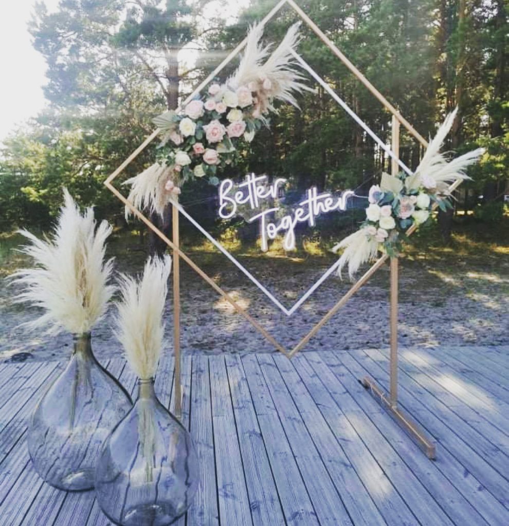 Tseremoonia taust kandiline, valge kuldsega - Different peomööbli rent