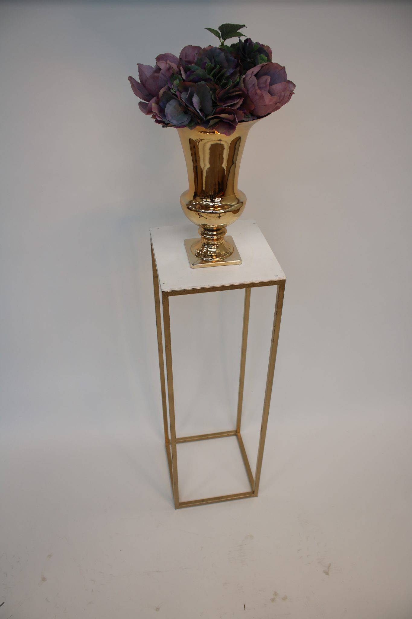 Postament kuldse metallraamiga H95cm - Different peomööbli rent